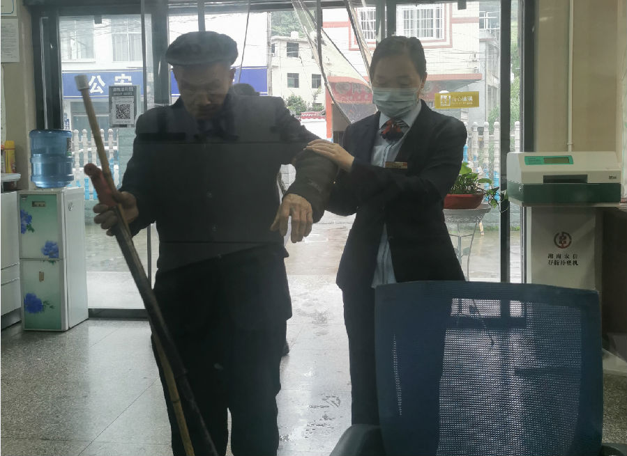 龙山农商银行:农商温度沁心脾,百姓银行“乡”当温暖 湖南省农村信用社联合社