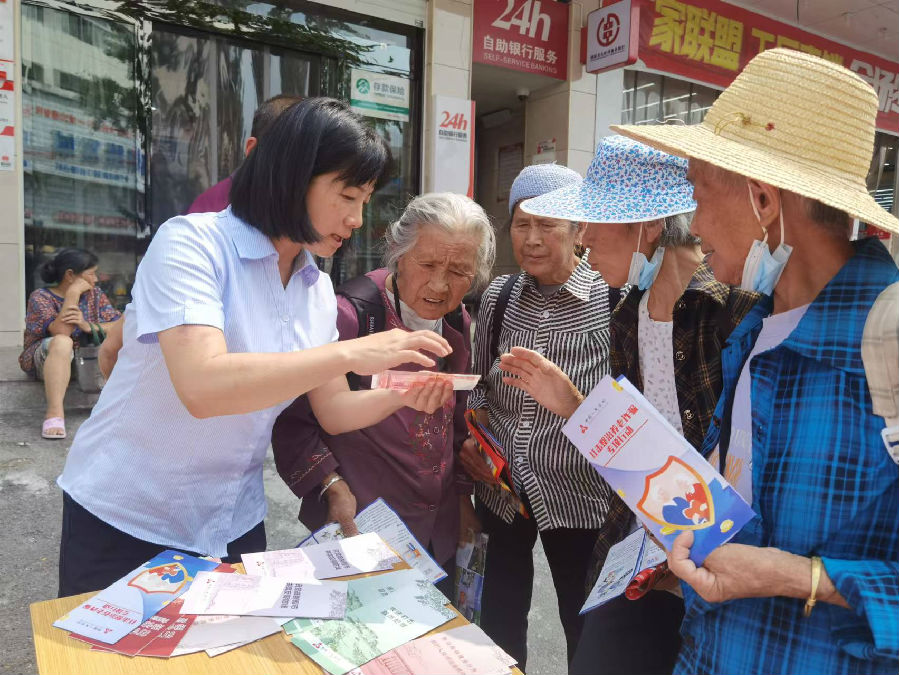 龙山农商银行：摆摊设点，积极开展“反假货币”金融知识宣传活动 湖南省农村信用社联合社