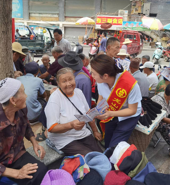 龙山农商银行:摆摊设点,积极开展“反假货币”金融知识宣传活动 湖南省农村信用社联合社