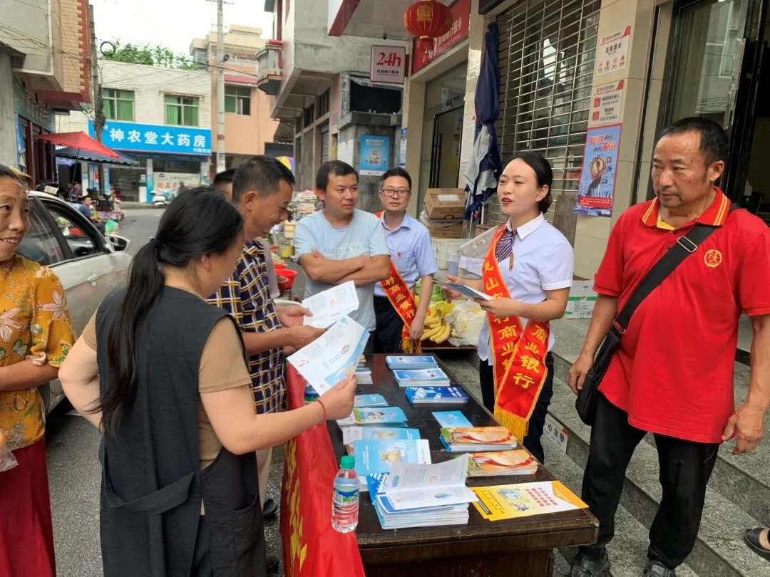龙山农商银行:搭建“金融地摊”,送金融知识进万家 湖南省农村信用社联合社