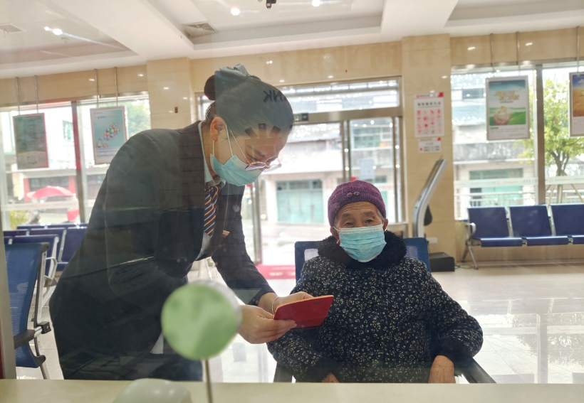 龙山农商银行:细微之处见真情 贴心服务解民忧 湖南省农村信用社联合社